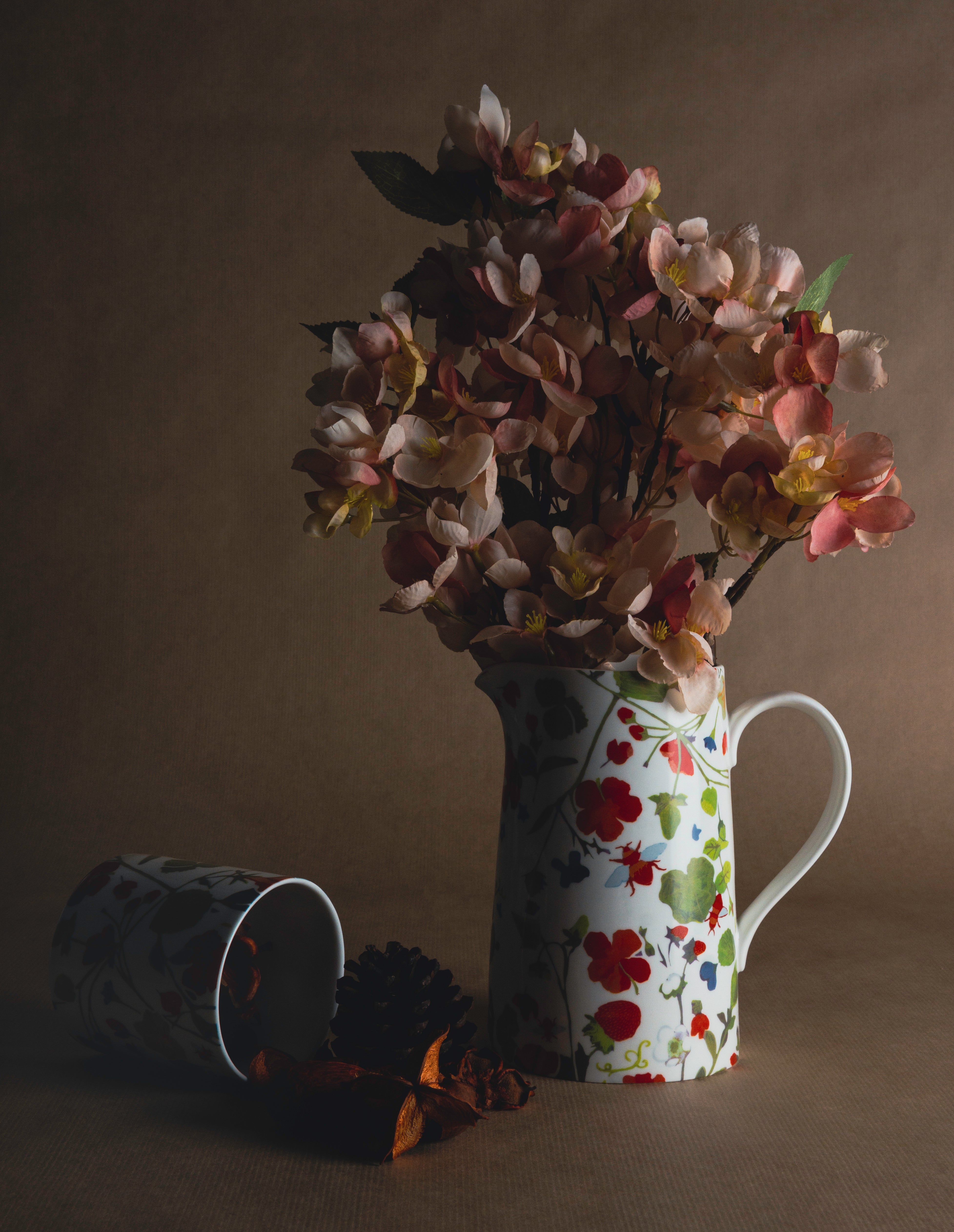The Garden Bee - Julie Dodsworth – Duchess China 1888